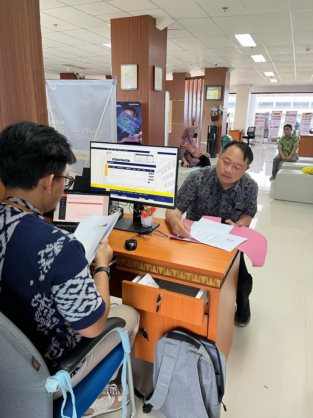 Perluas Jangkauan Layanan, KP2KP Liwa Buka Pojok Pajak | Direktorat Jenderal Pajak